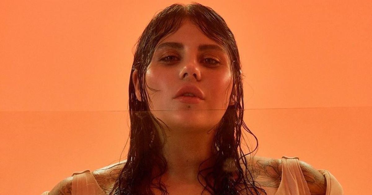 Солистка KAZKA Александра Зарицкая в образе блондинки - фото - IVONA.UA