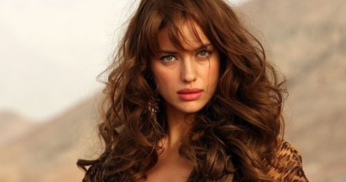 Ирина Шейк показала, с чем носить белые ботильоны осенью 2021 - IVONA.UA