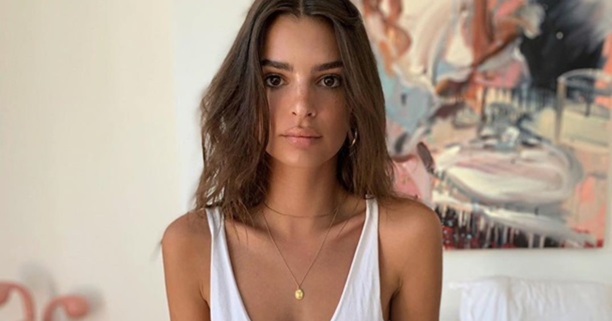 Эмили Ратаковски показала модную косуху на осень 2021 - IVONA.UA